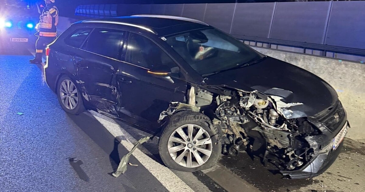 Unfall am späten Abend - Pkw bei Ausfahrt auf S36 gegen Leitplanke gekracht | krone.at