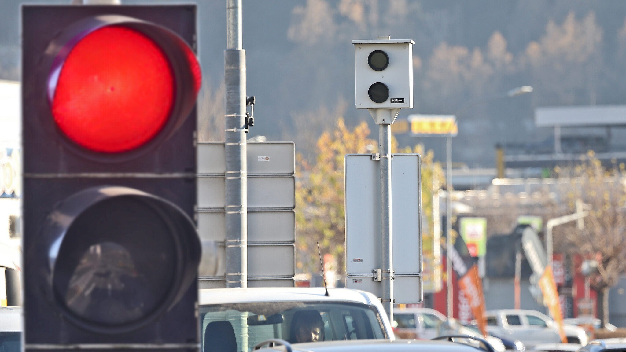 Beifahrer verletzt - Bei roter Ampel: Lkw krachte in stehendes Auto ...