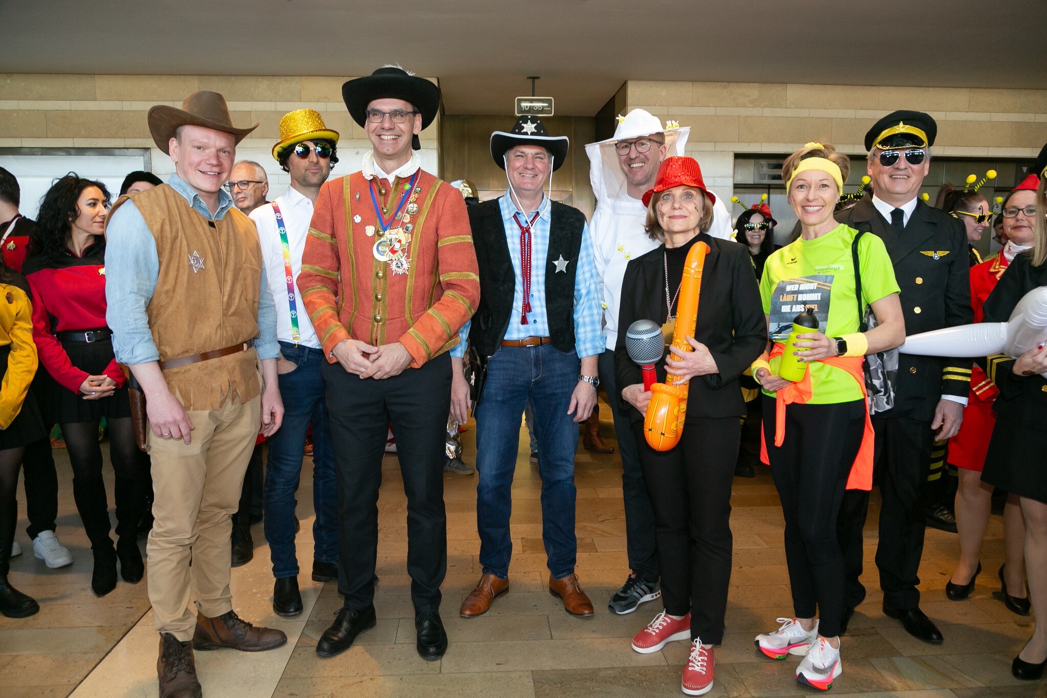 Change of government - Carnival jesters storm the Bregenz state house ...