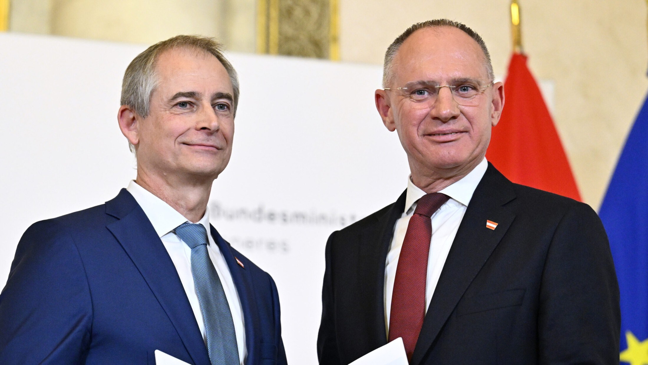 Regierung wächst ... - Jetzt kommen auch noch zwei Generalsekretäre ...