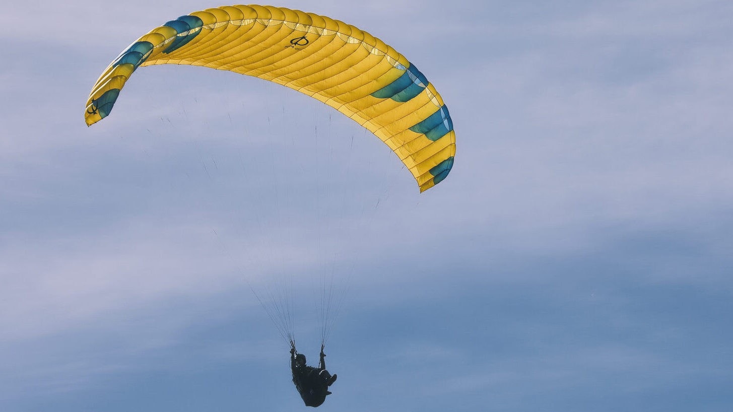 Mit dem Gleitschirm - Pilotin verfing sich im Baum, stürzte ab und ...