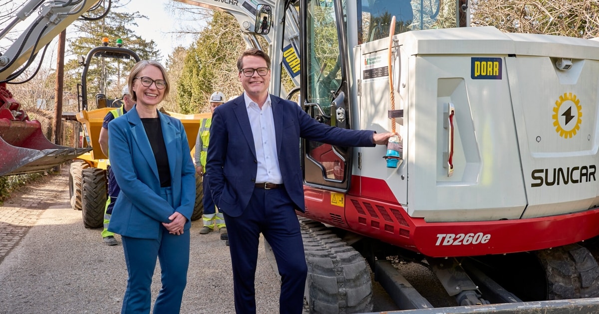 Quiet electric excavator - Vienna launches trial for climate-neutral ...