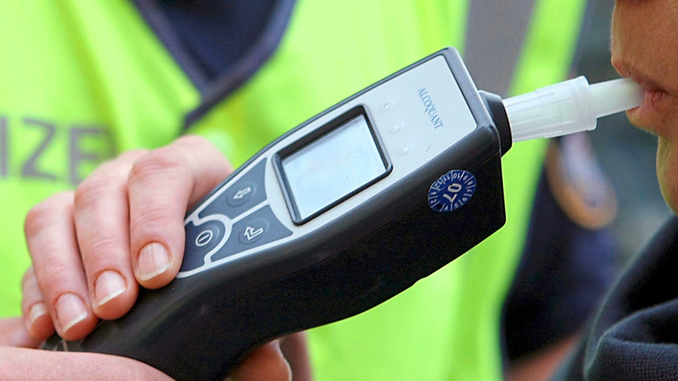 Brüderpaar verletzt - Alko-Lenker (22) krachte in Tirol gegen Mauer | krone.at