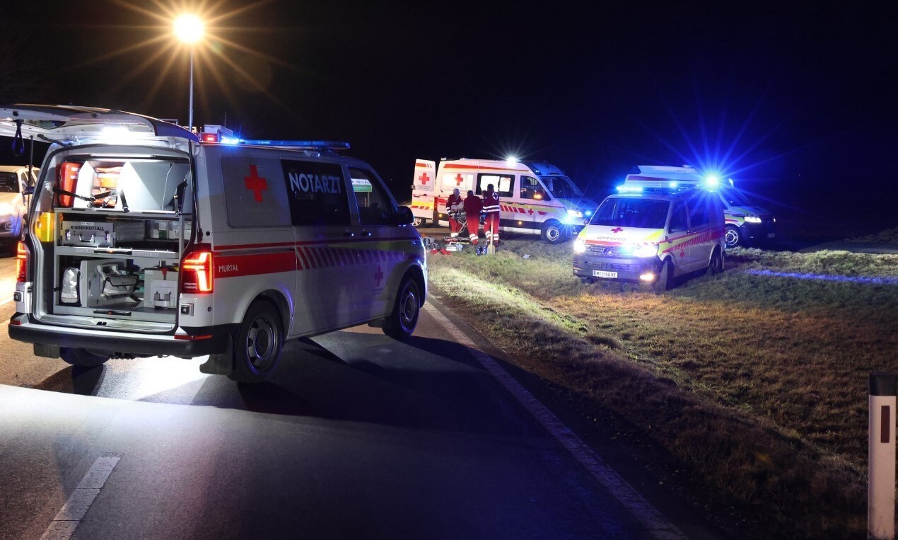 16-Jährige verletzt - Motorradunfall: Junger Mann (21) in Lebensgefahr | krone.at