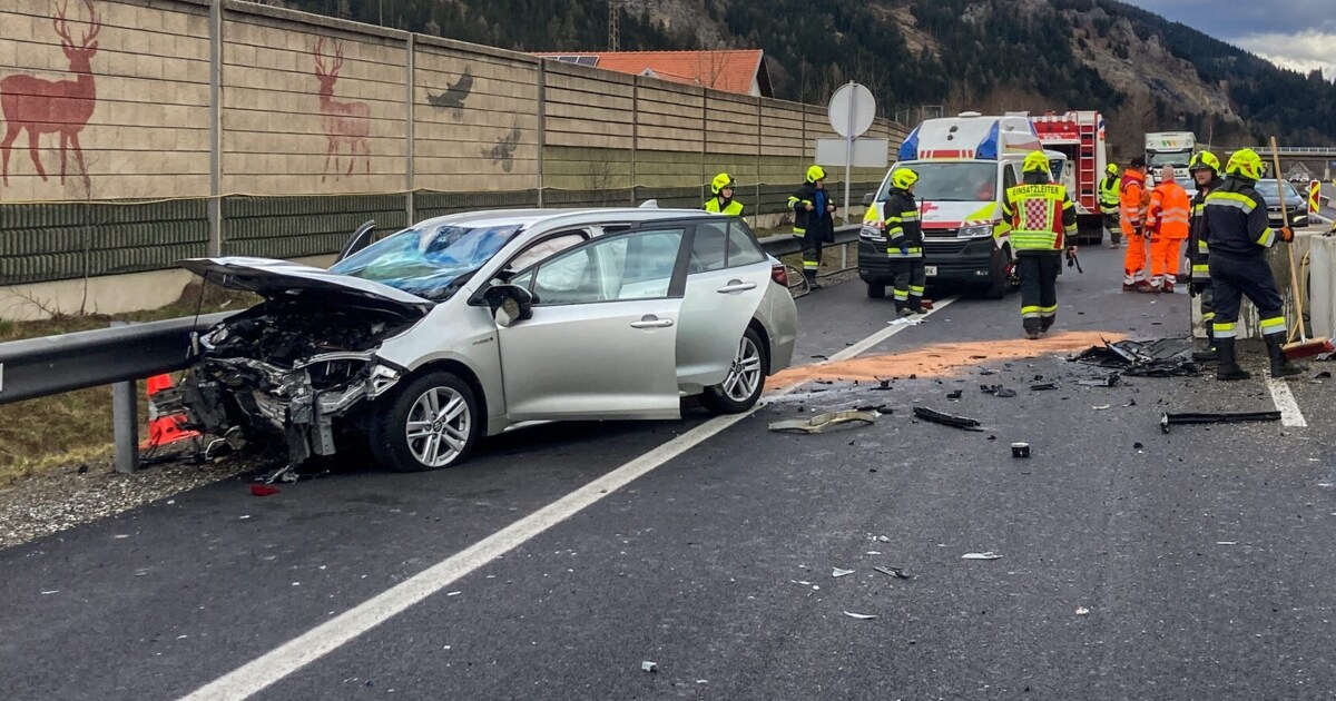 Mit Heli ins Spital - Zwei Kollisionen mit insgesamt sieben Verletzten | krone.at