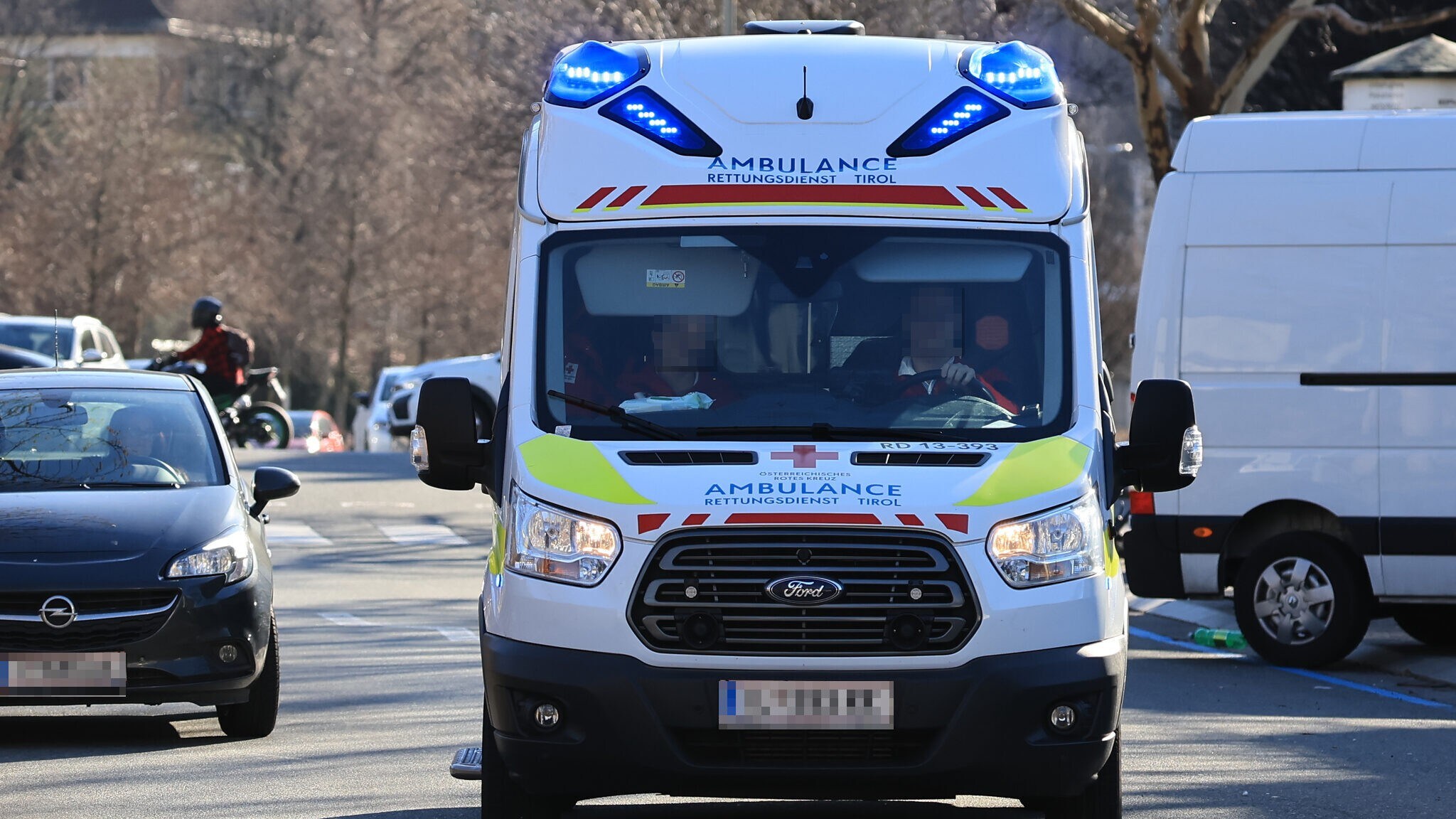 Mit Rettung in Klinik - Lkw kollidiert mit Pkw: Frau und Kind (9) verletzt | krone.at