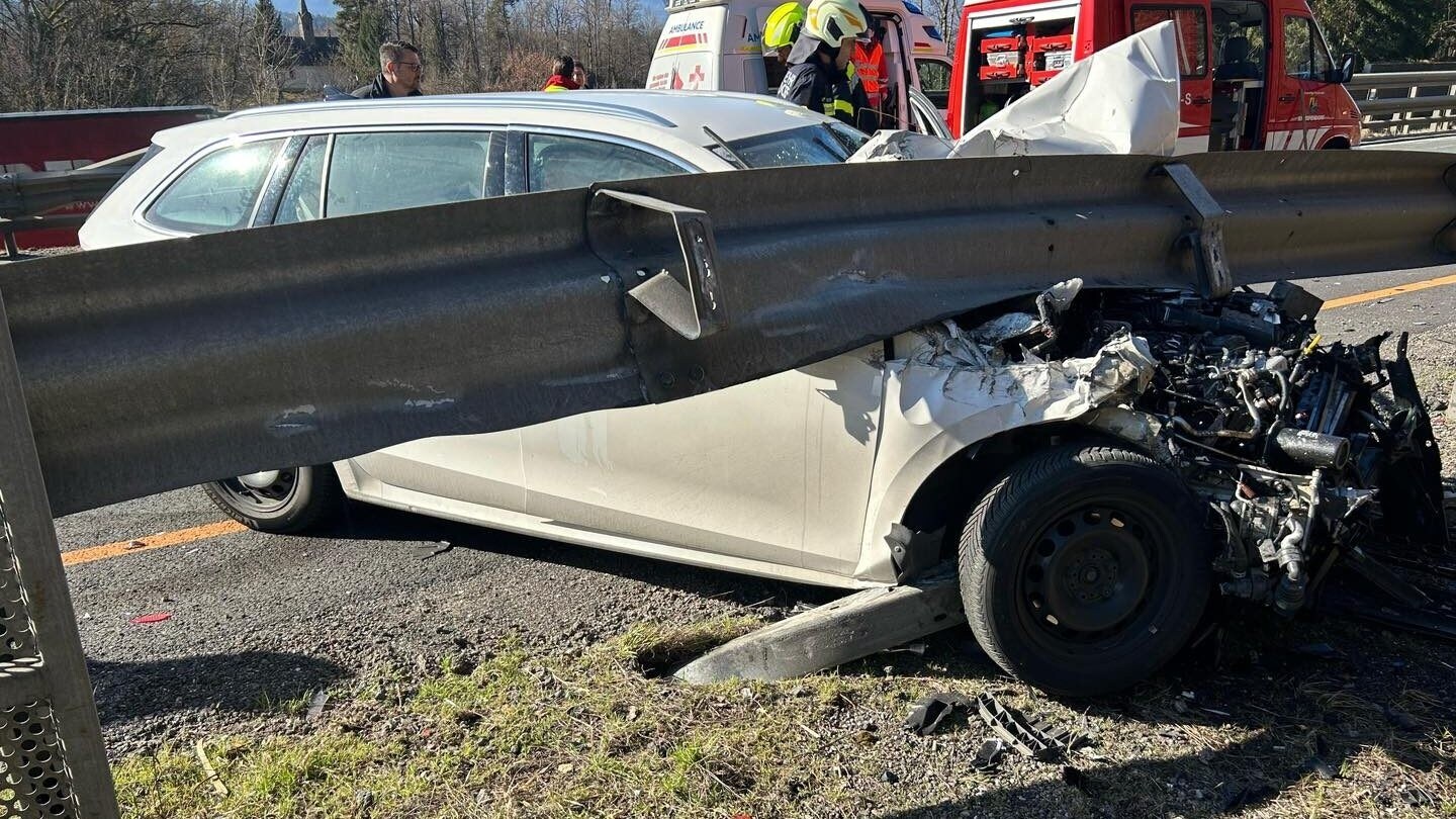 Großeinsatz auf A2 - Unfall mit Tank-Laster: Auto unter Leitplanke | krone.at