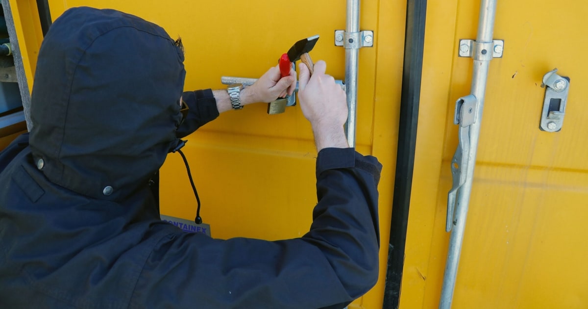 Sehr großer Schaden - Einbrecher räumten auf Baustellen Container leer ...