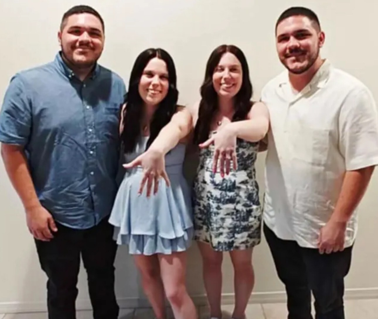 Seltene Trauung - Eineiige Zwillingsschwestern heiraten Brüderpaar ...