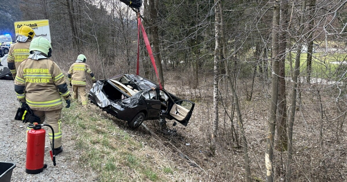 Dramatische Rettung - Frau in Saalfelden nach Absturz aus Auto befreit | krone.at