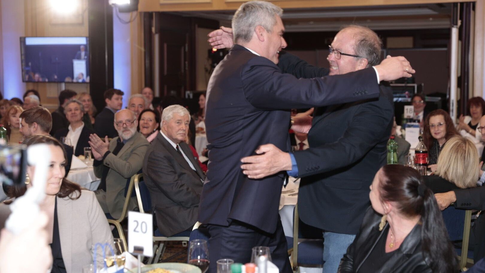 Und eine Überraschung - Emotionale Auszeichnung für Ex-Kanzler Nehammer ...