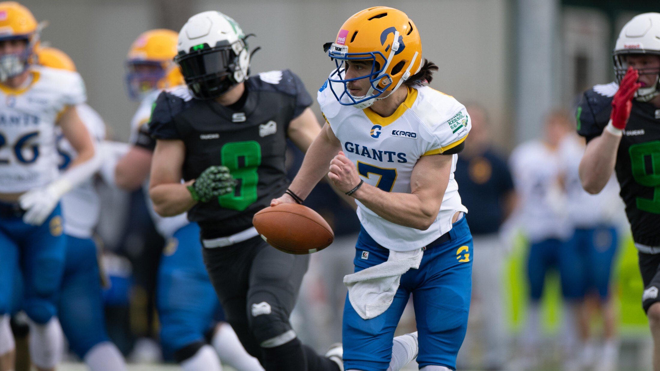 Football-Hit in Graz - Zug um Zug! Quarterback setzt seine Gegner matt ...