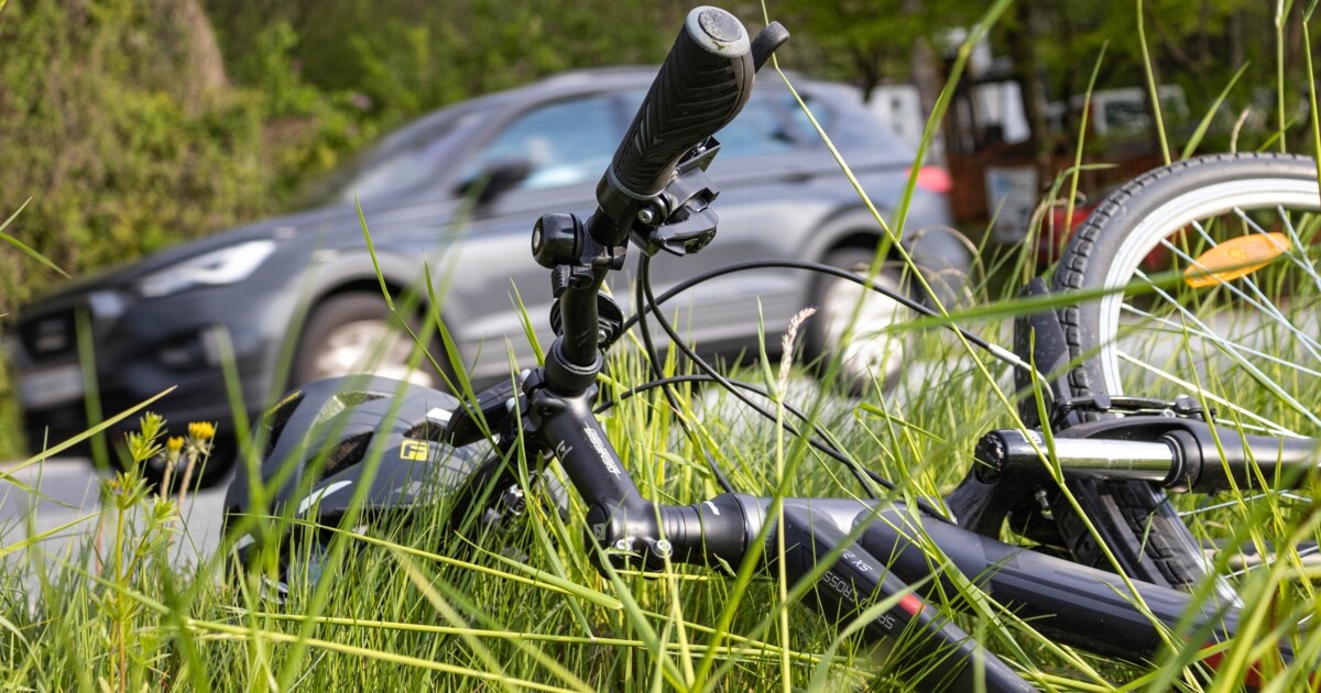 Radler schwer verletzt - Polizei sucht Pkw-Lenker nach Unfall mit Radfahrer | krone.at