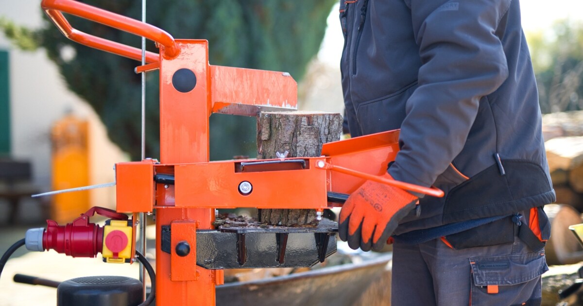 Schwerer Arbeitsunfall - Pensionist (67) geriet mit Hand in Holzspalter | krone.at