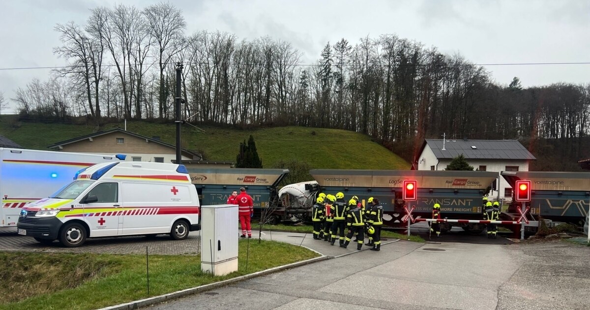 Kollision mit Lkw - Schwerer Zugunfall forderte die Einsatzkräfte | krone.at
