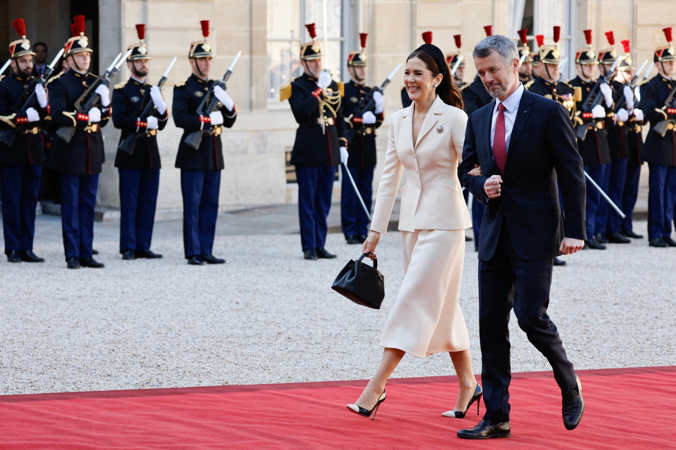 Royaler Hingucker - Königin Mary verzaubert beim Staatsbesuch in Paris ...