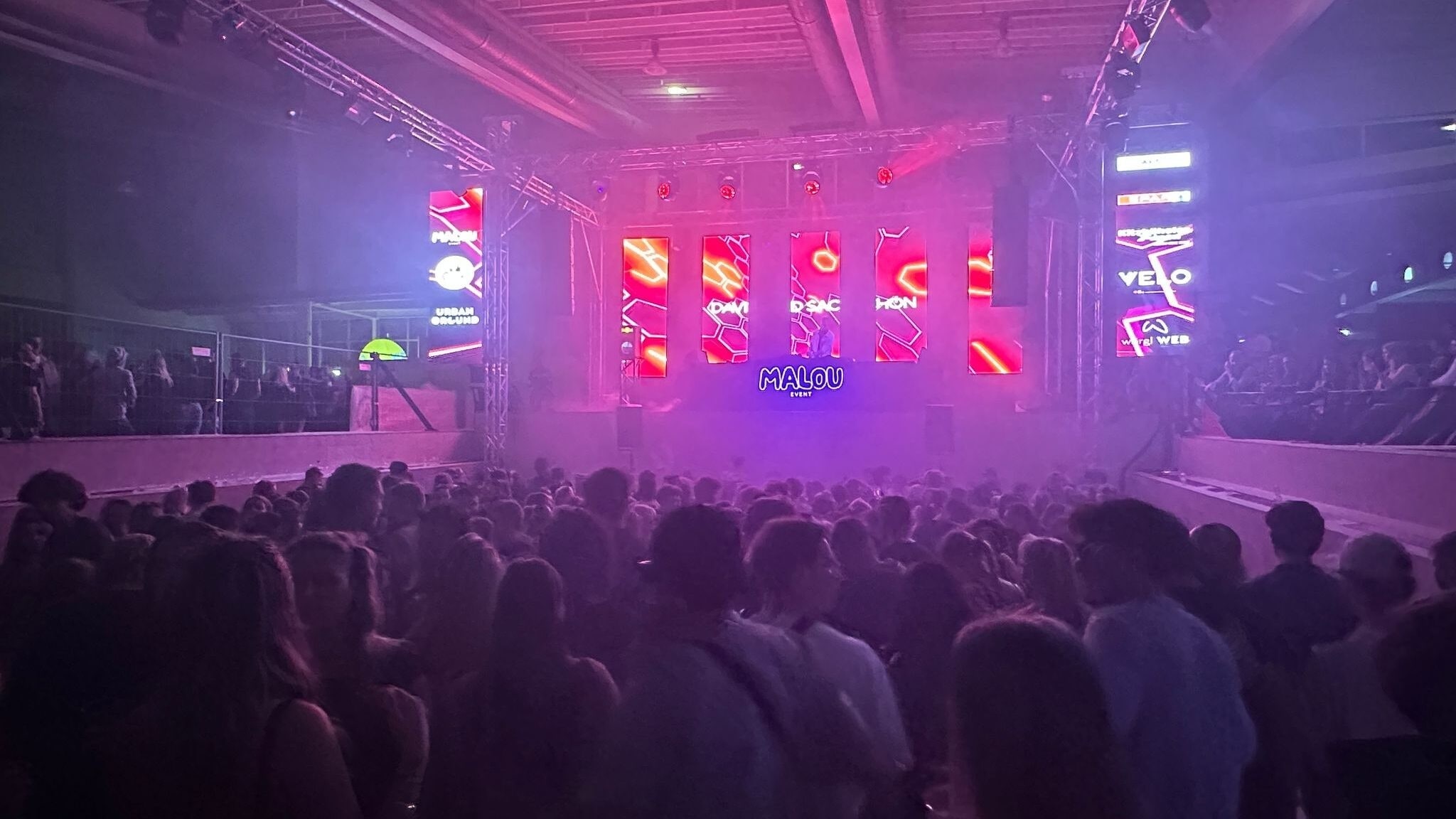 Festnahmen im Vorfeld - Nach Anschlags-Alarm: So verlief „Rave im Wave ...