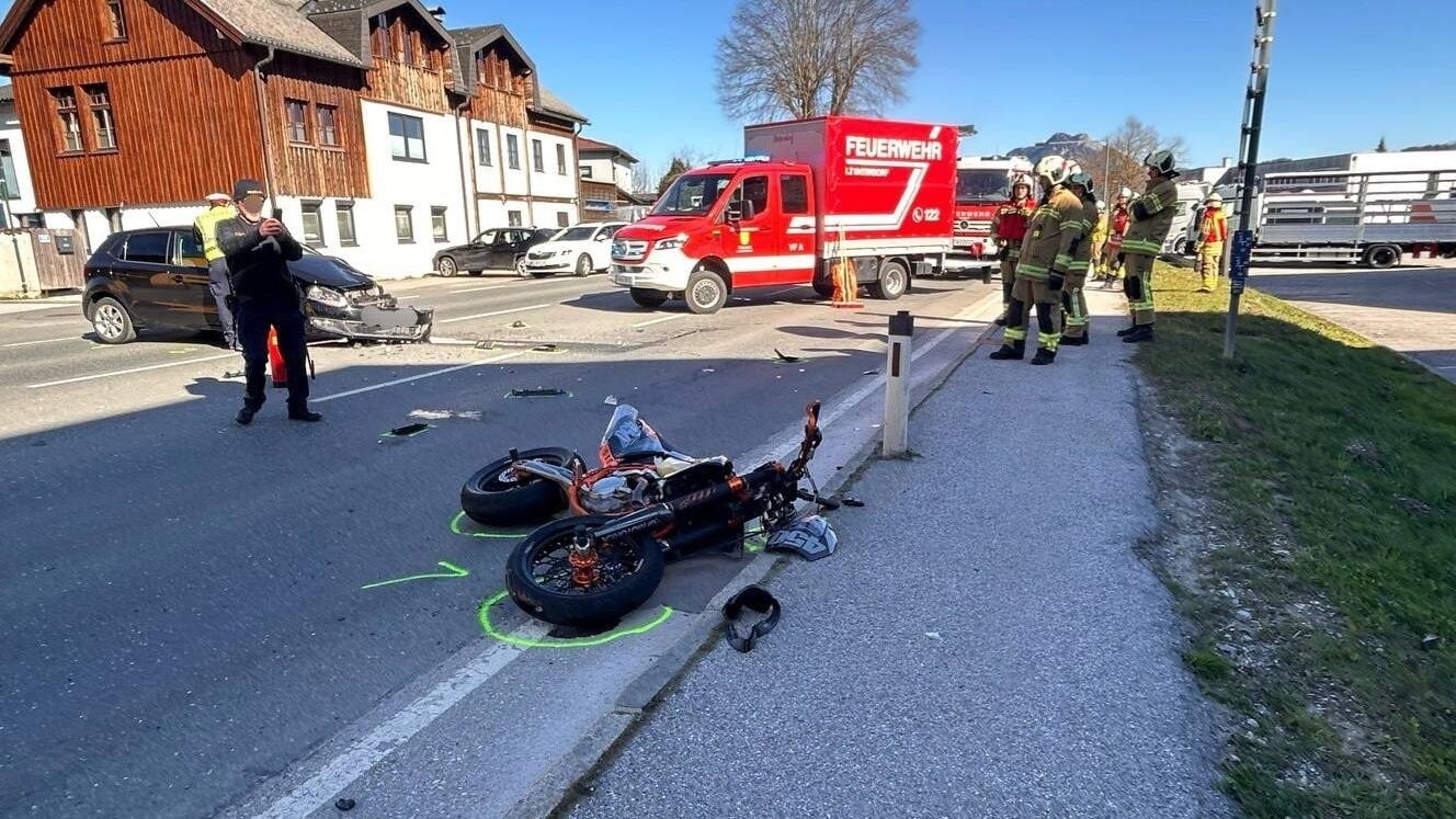 Rettungsheli-Einsatz - Auto gegen Motorrad: Zwei Personen schwer verletzt | krone.at