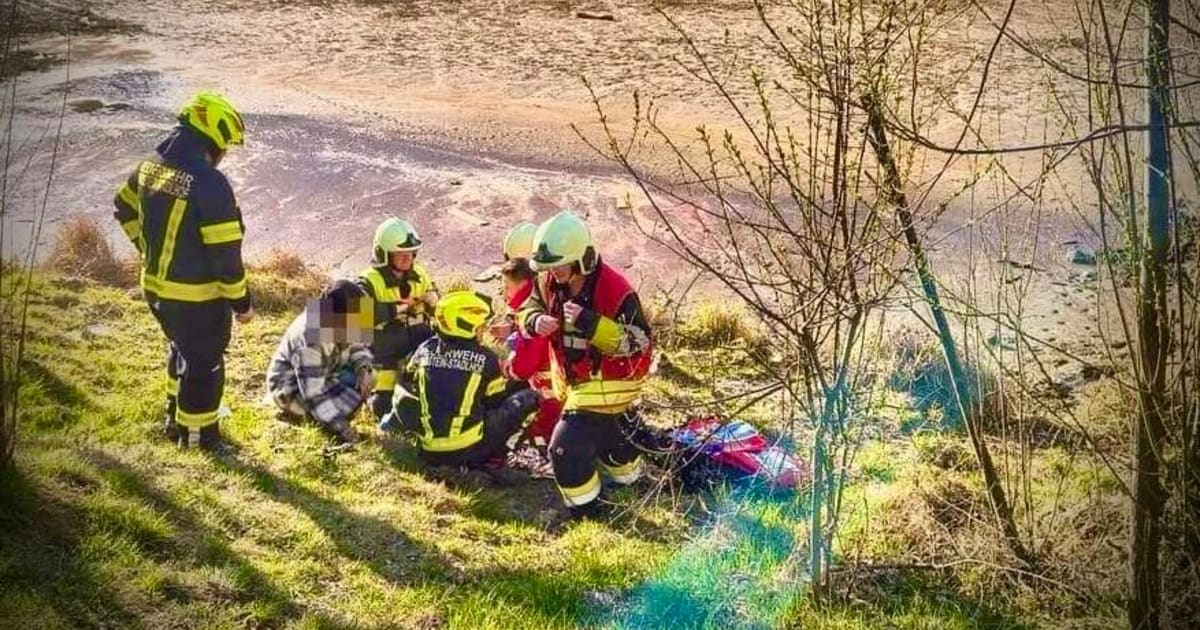Knifflige Rettung - Bub an Seeufer bis zur Hüfte im Schlamm versunken ...
