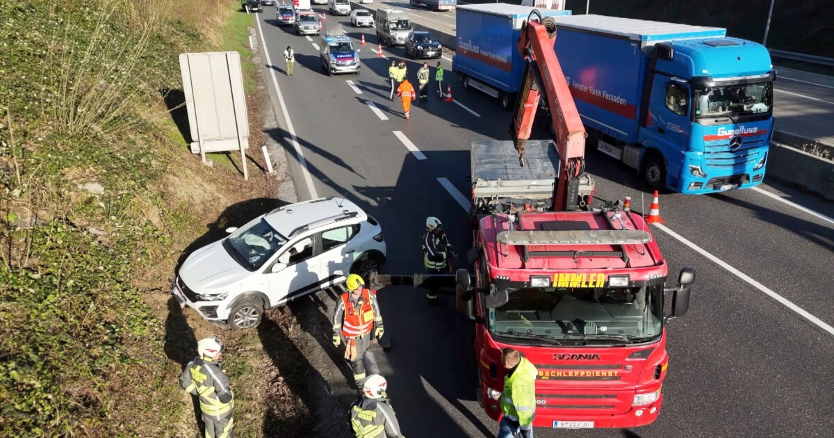 Unfall auf A14 - Nach Überschlag: Lenkerin in Pkw eingeschlossen | krone.at
