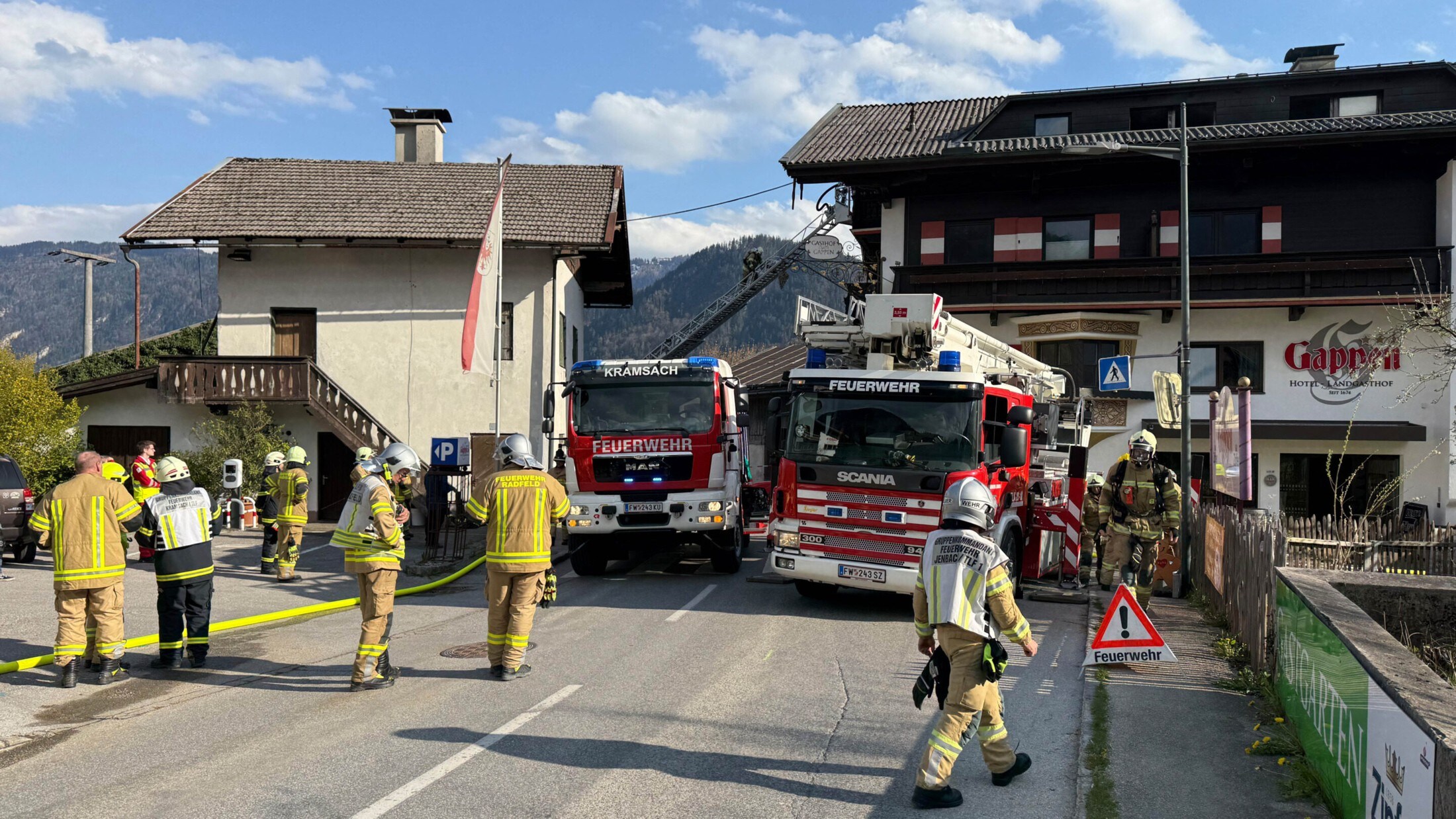 Feuerwehr-Großeinsatz - Brand in beliebtem Gasthof in Tirol ...