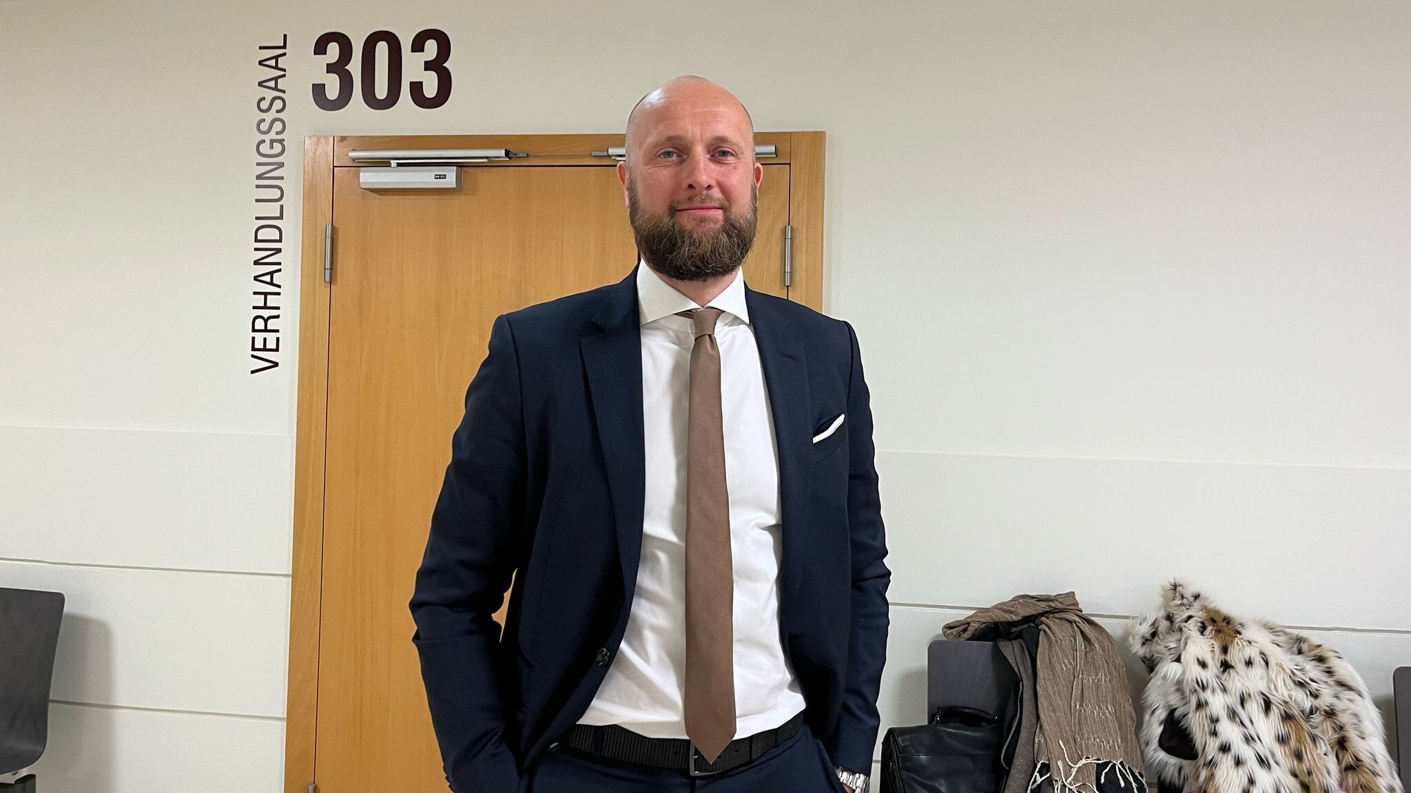 Nach Urteil enthaftet - Zuhälterei mit 17: Bursche bot Mädchen im Netz ...