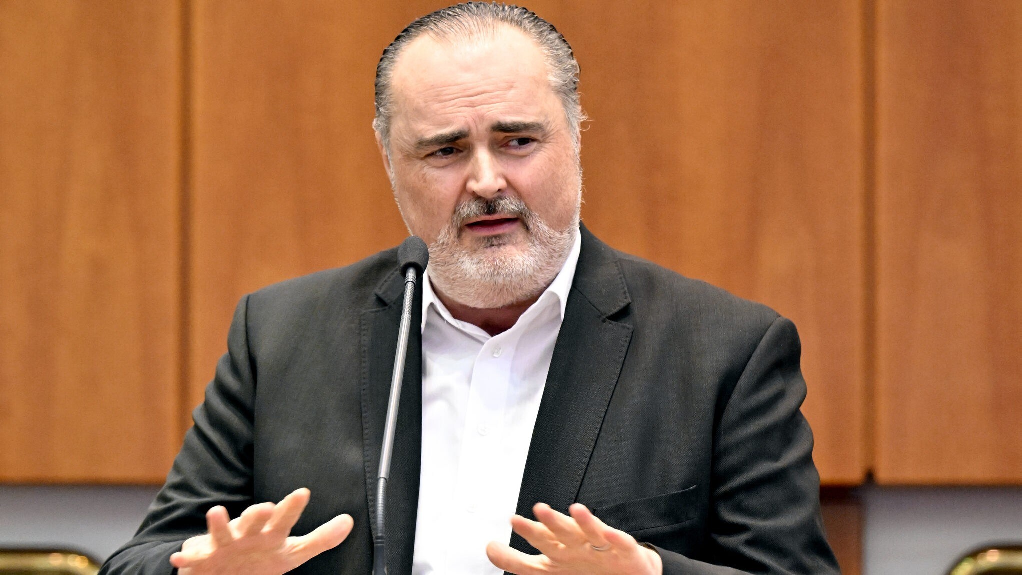 „Ohne Komplikationen“ - 9. Eingriff: Doskozil erneut am Kehlkopf ...