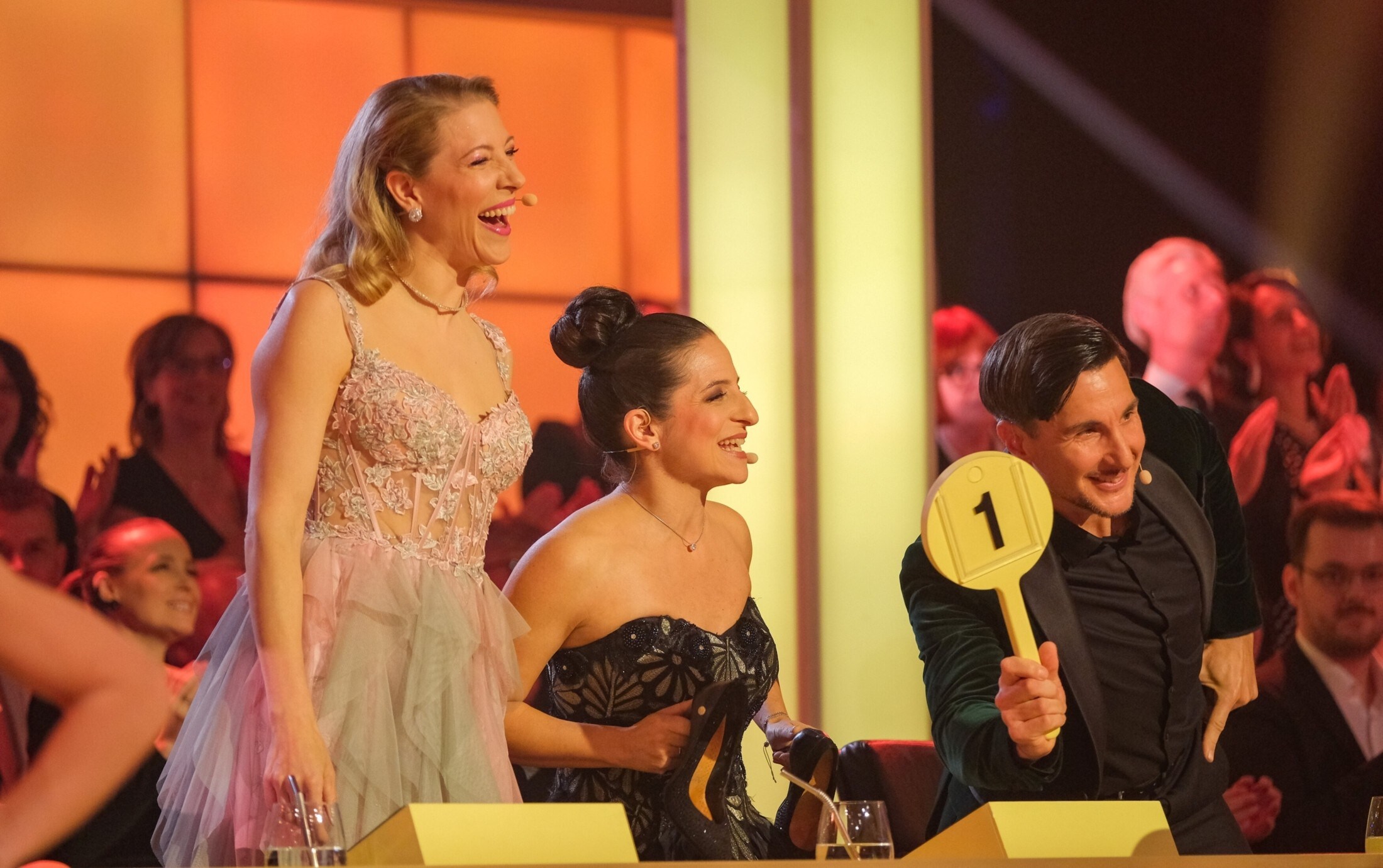 Tränen vor Auftritt - Lugner wurde bei Tanz mit Schwester ganz ...