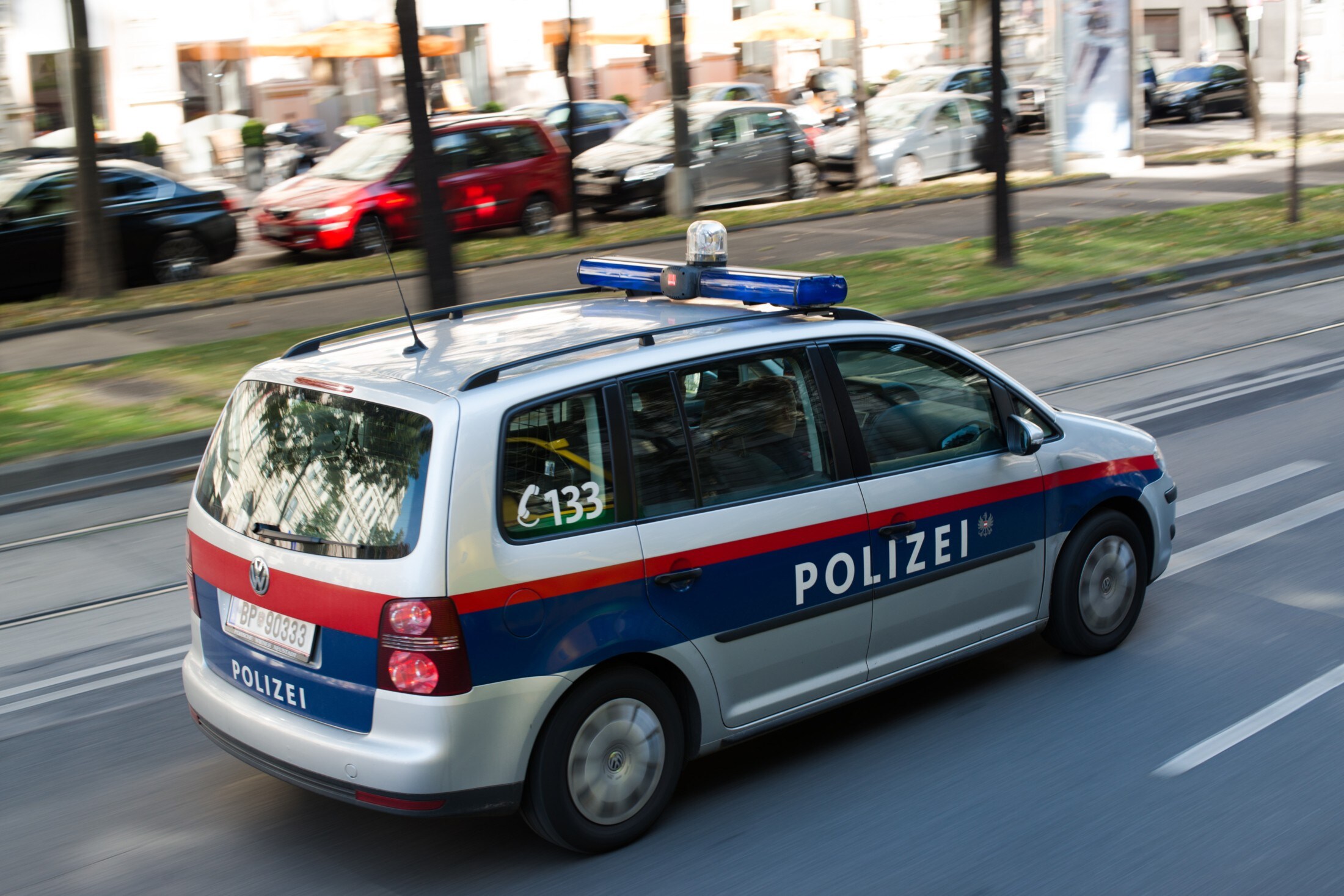 Mit 81 durch 30er-Zone - Deutscher Raser (41) verletzt Polizist in Wien ...