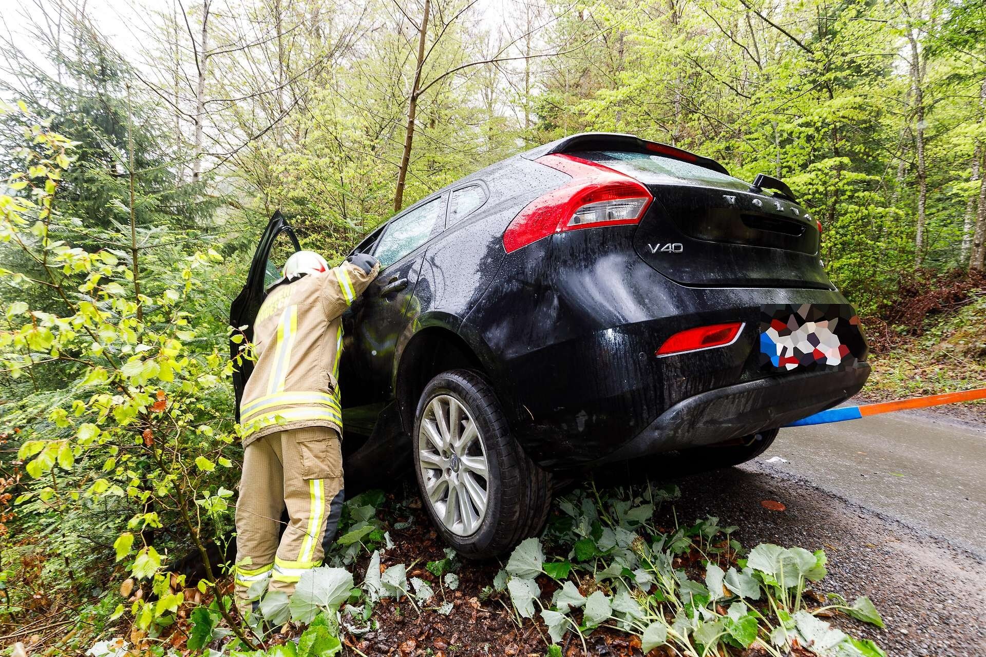 Bei Rechtskurve - Autolenker krachte mit Wagen gegen Baumstumpf | krone.at