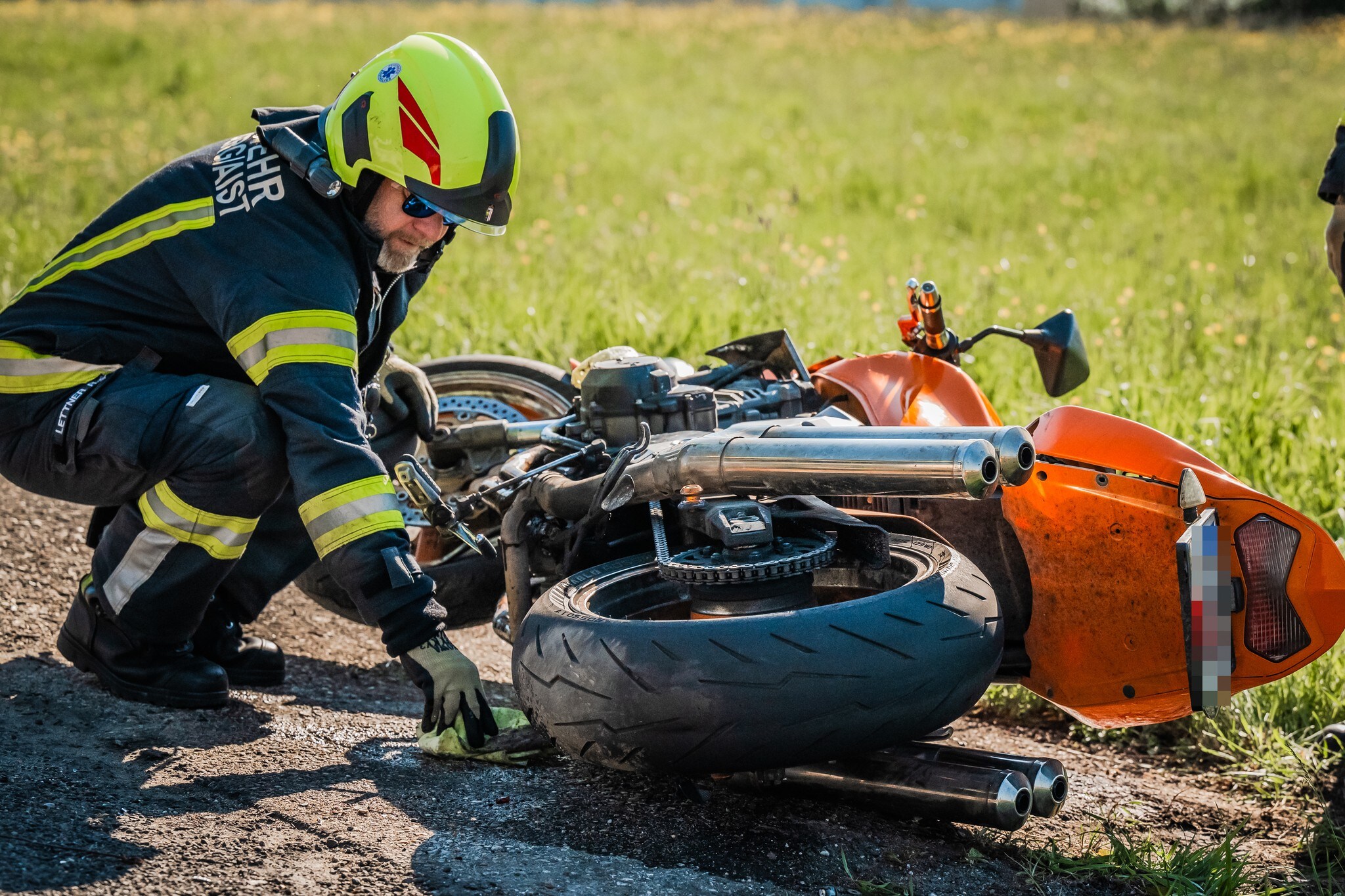 Drei Verletzte - Motorradfahrer kracht in Heck von fahrendem Auto | krone.at