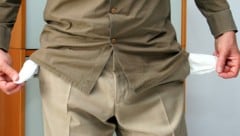 Mehr Männer als Frauen wenden sich mit leeren Taschen an die Schuldnerberatung. (Bild: APA/Heiko Wolfraum)