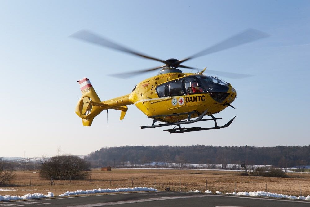 Mit Heli ins Spital - Arbeiter bei Radieschenernte schwer verletzt | krone.at