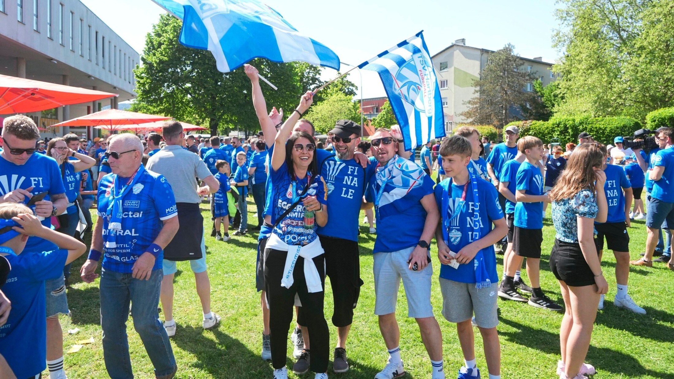 Alle Videos und Bilder - „Atemberaubend!“ Fans bejubeln historischen ...