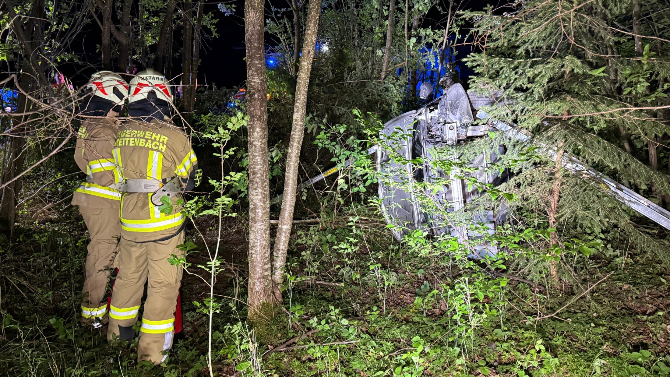 Vier Verletzte - Fahrzeug flog von Straße und krachte gegen Baum | krone.at