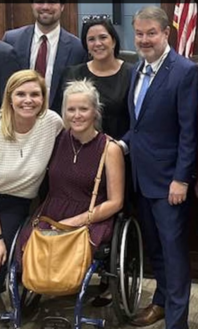 Wegen Ärztepfusch - Patientin verlor Beine, bekam 70 Millionen Dollar ...