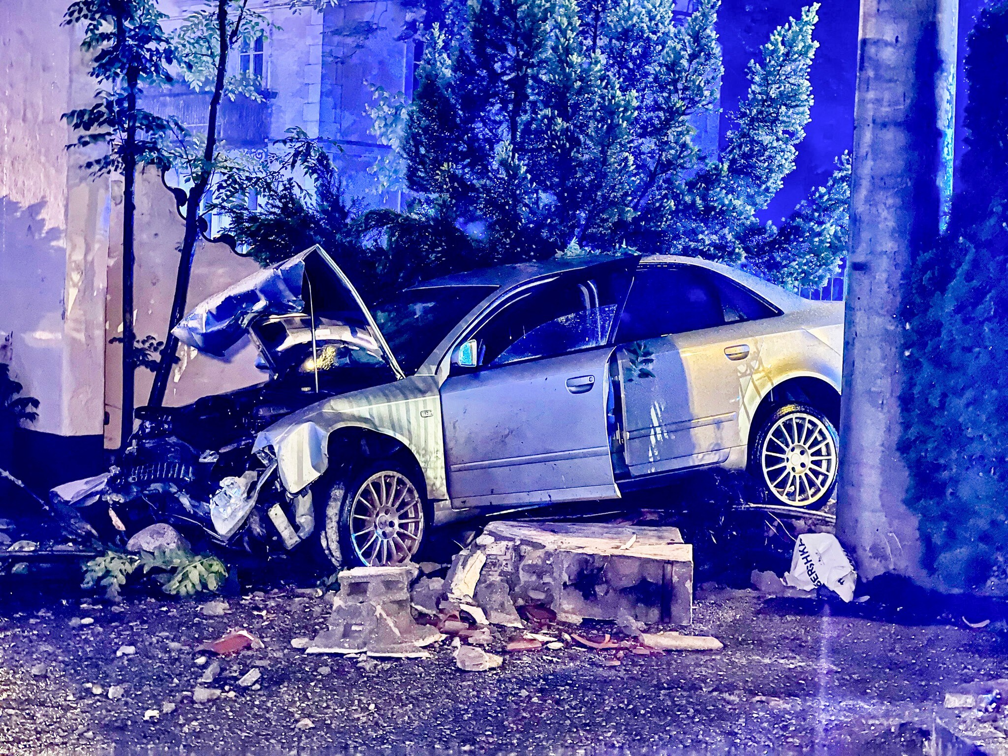 Mitarbeiter verfehlt - Pkw kracht in Gastgarten: „Extrem lauter Knall“ | krone.at