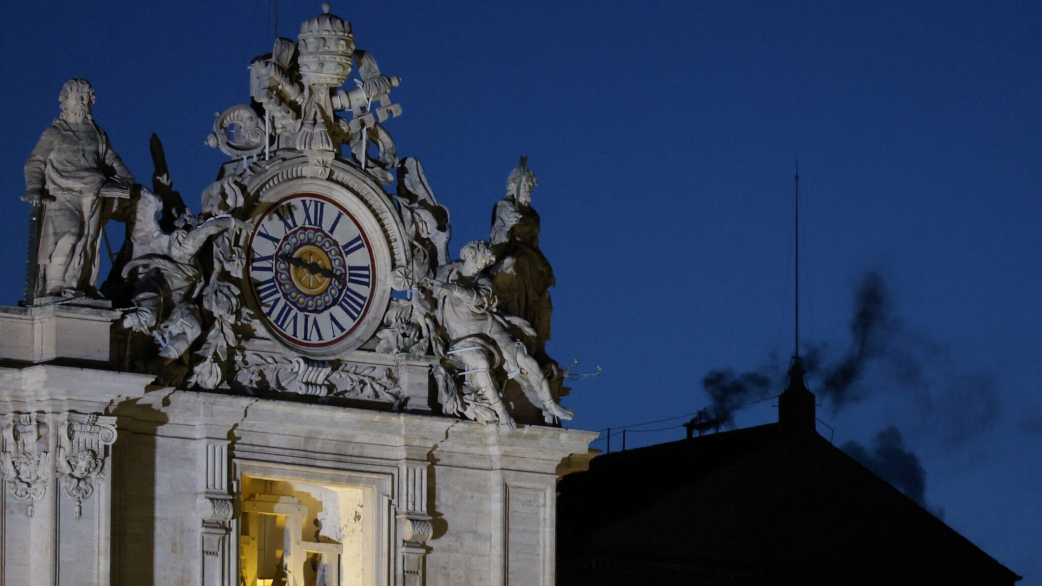Auftakt zu Papst-Wahl - Konklave: Schwarzer Rauch und ein tierischer ...