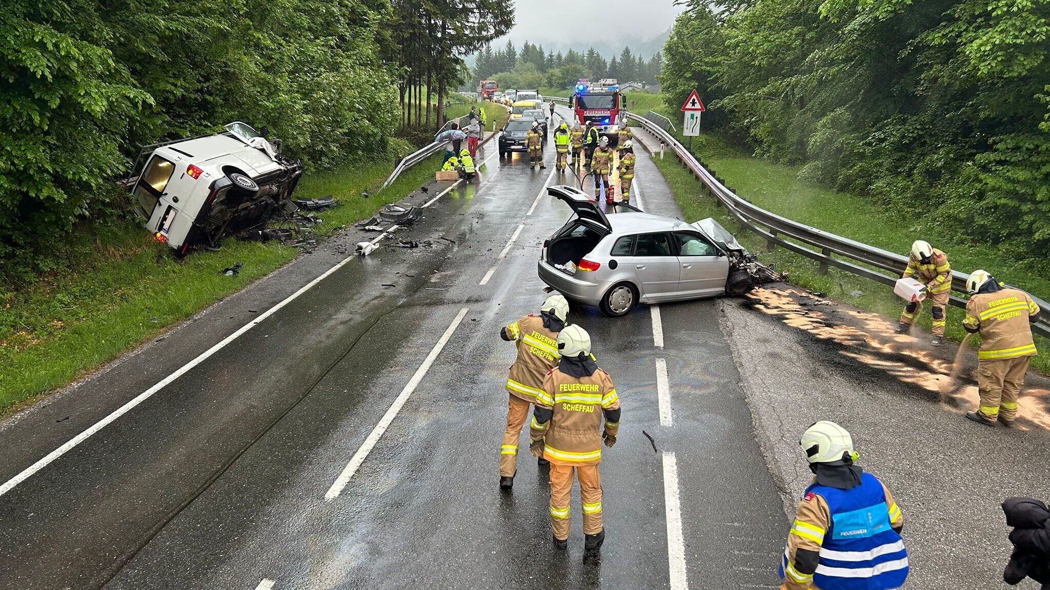 Auto gegen Transporter - Zwei Verletzte bei Frontalunfall in Scheffau | krone.at