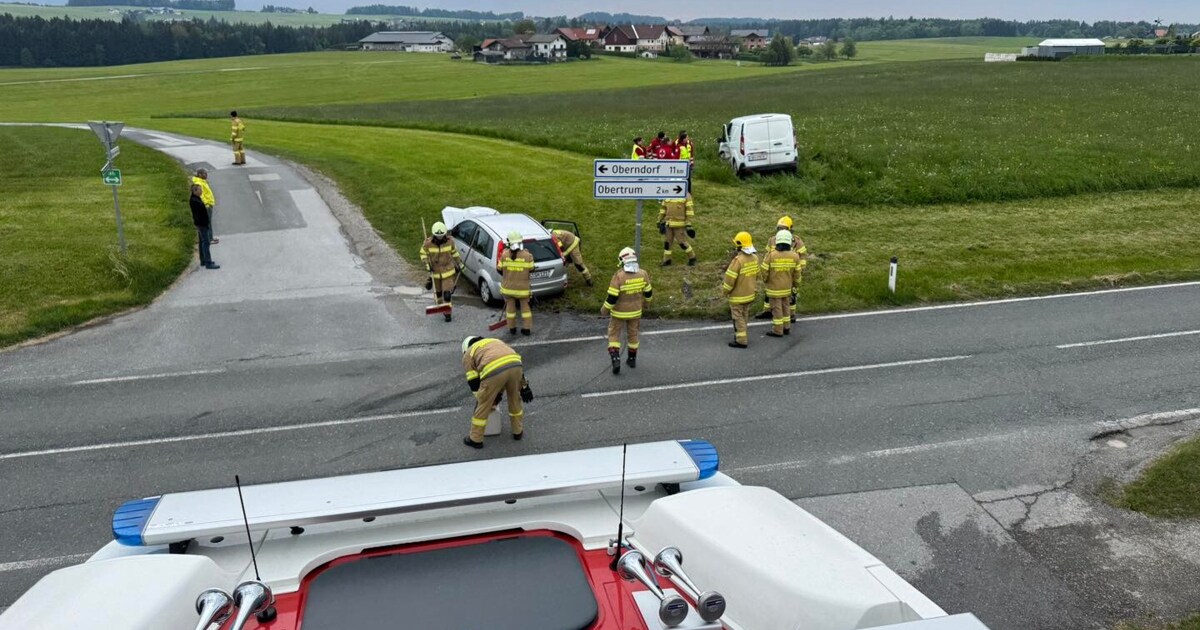 In Obertrum - Zwei Verletzte bei heftiger Kollision auf Kreuzung | krone.at