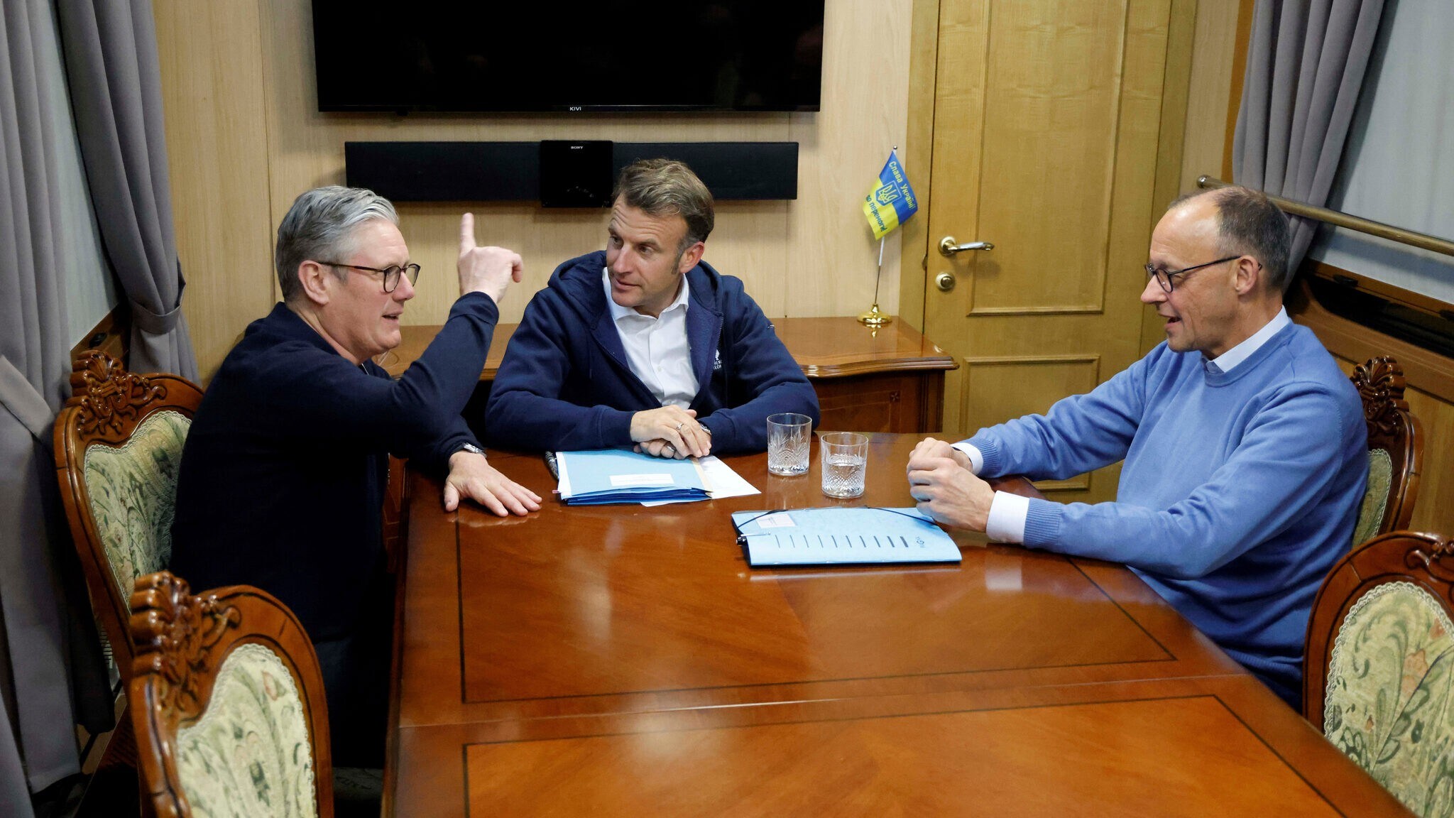 Wollen Waffenruhe - Merz, Macron und Starmer in Kiew eingetroffen ...