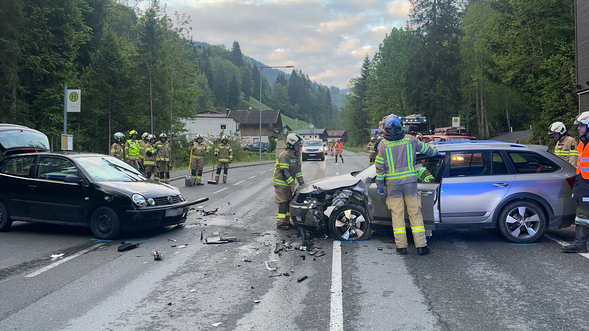 Mit Rettung ins Spital - Alkohol im Spiel: Zwei Verletzte bei Frontal-Crash | krone.at