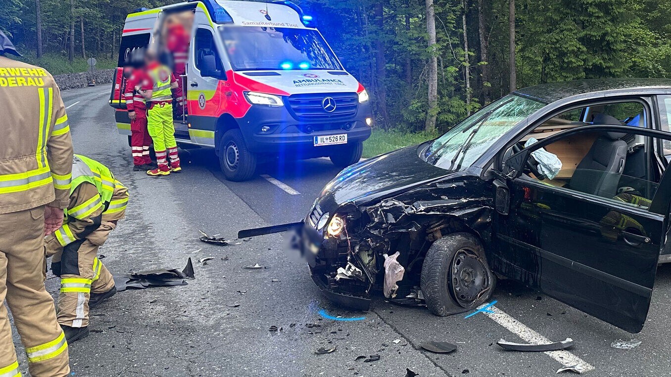 Mit Rettung ins Spital - Alkohol im Spiel: Zwei Verletzte bei Frontal-Crash | krone.at