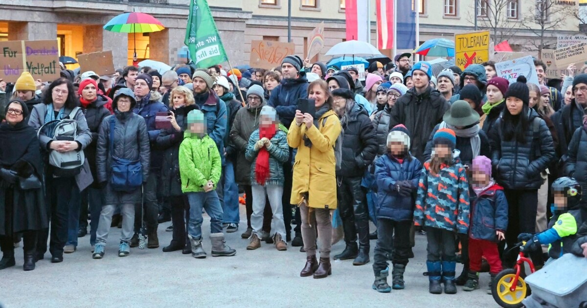 Frau rief Gericht an - Was folgt, wenn man auf Demo „Sch*** Polizei ...