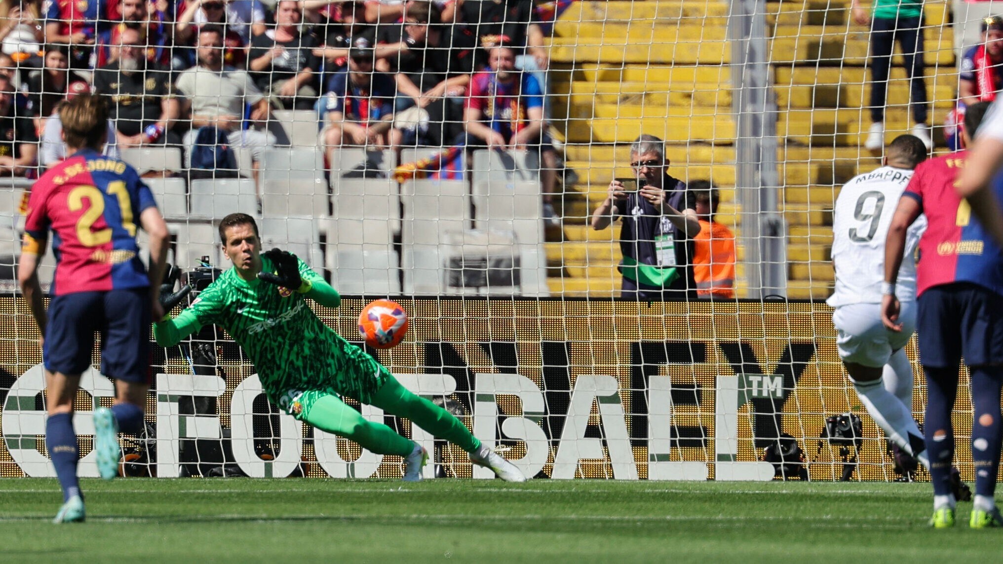 Trotz Mbappe-Hattrick - Sieben-Tore-Spektakel! Barca gewinnt El Clásico | krone.at