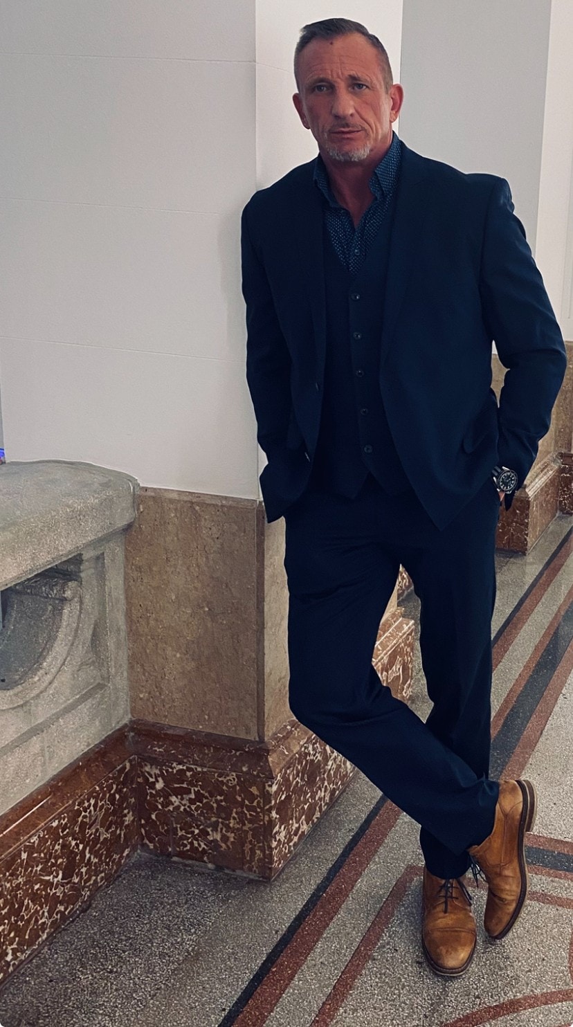 Verblüffend ähnlich! - Burgenländischer James Bond wird zum Netflix ...