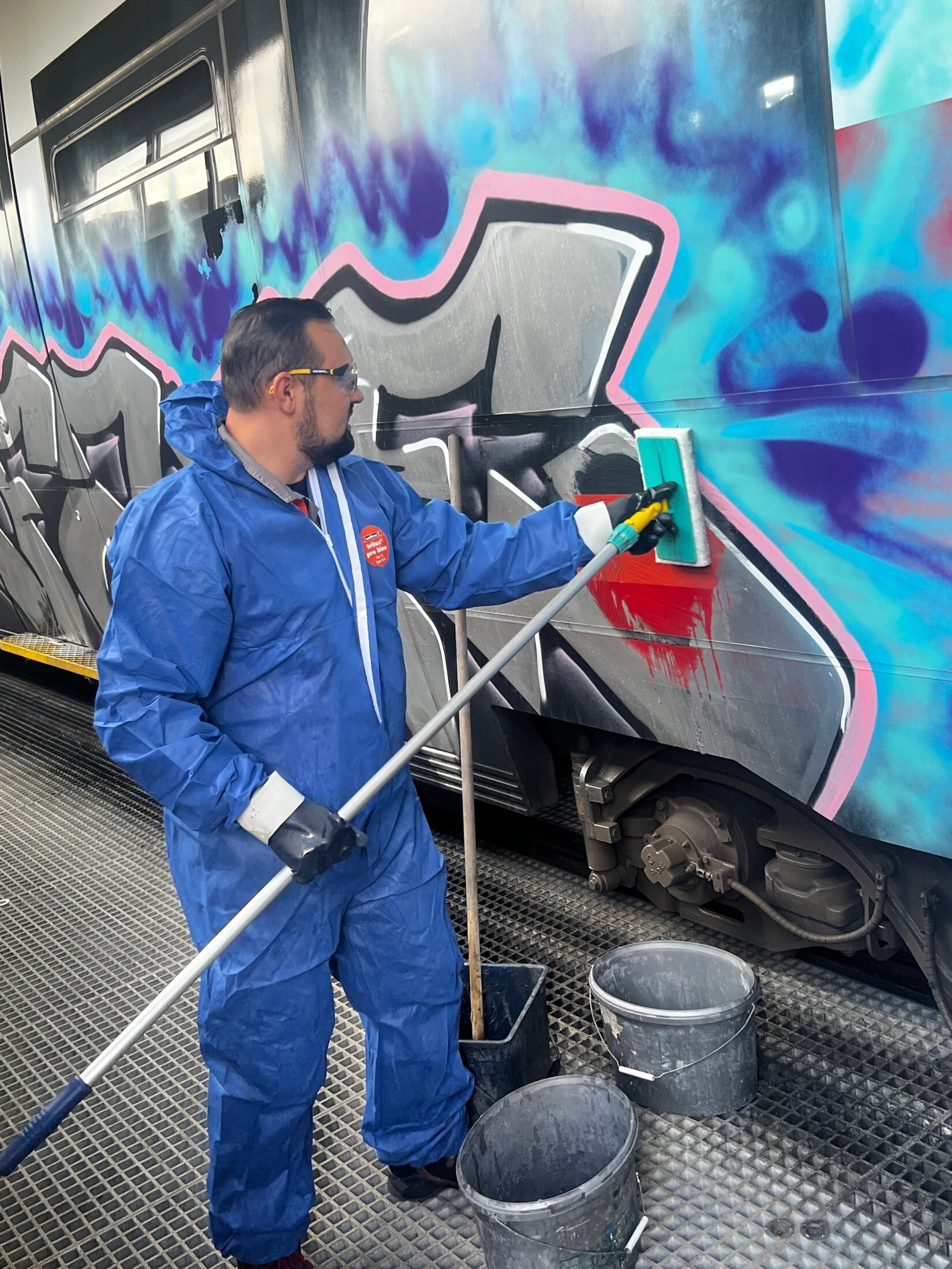 „Krone“ bei Reinigung - Graffitis auf Zügen: Enormer Schaden in Kärnten ...