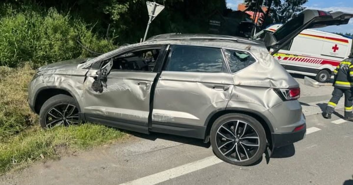 Zwei Verletzte - Auto überschlagen: Insassen in Wrack eingeklemmt | krone.at