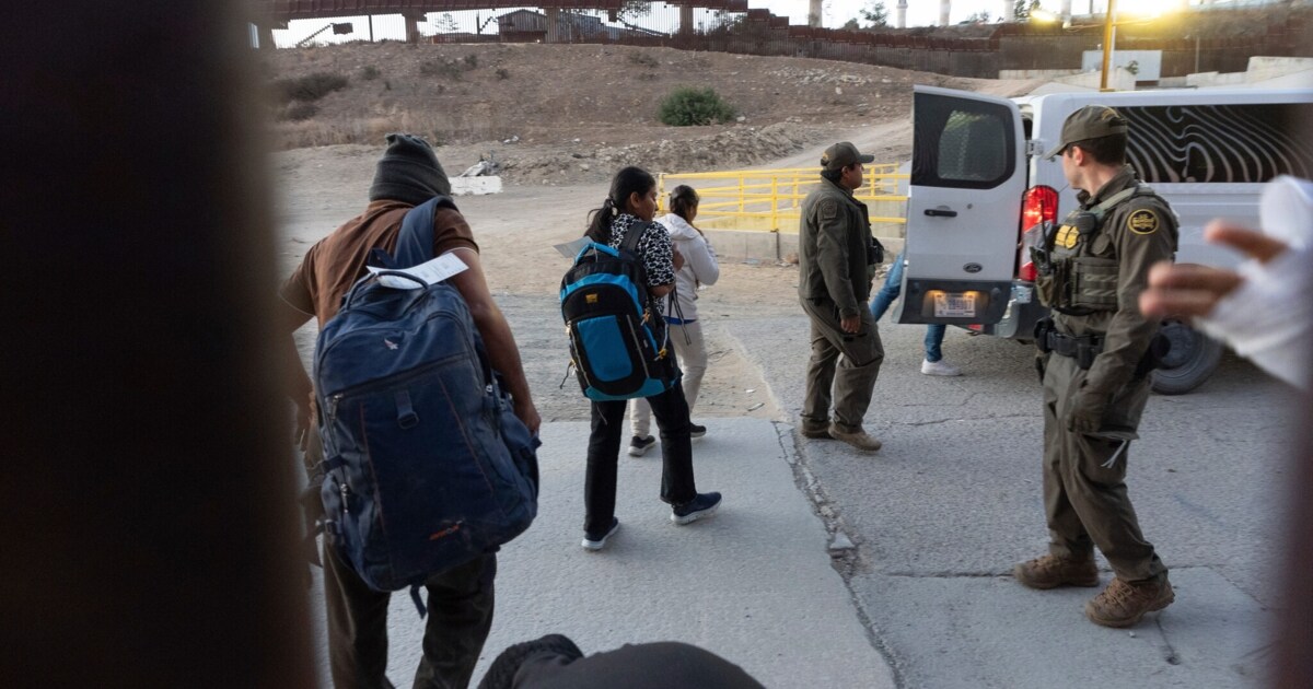 „Selbstabschiebung“ - Erste Migranten haben neues US-System genutzt ...