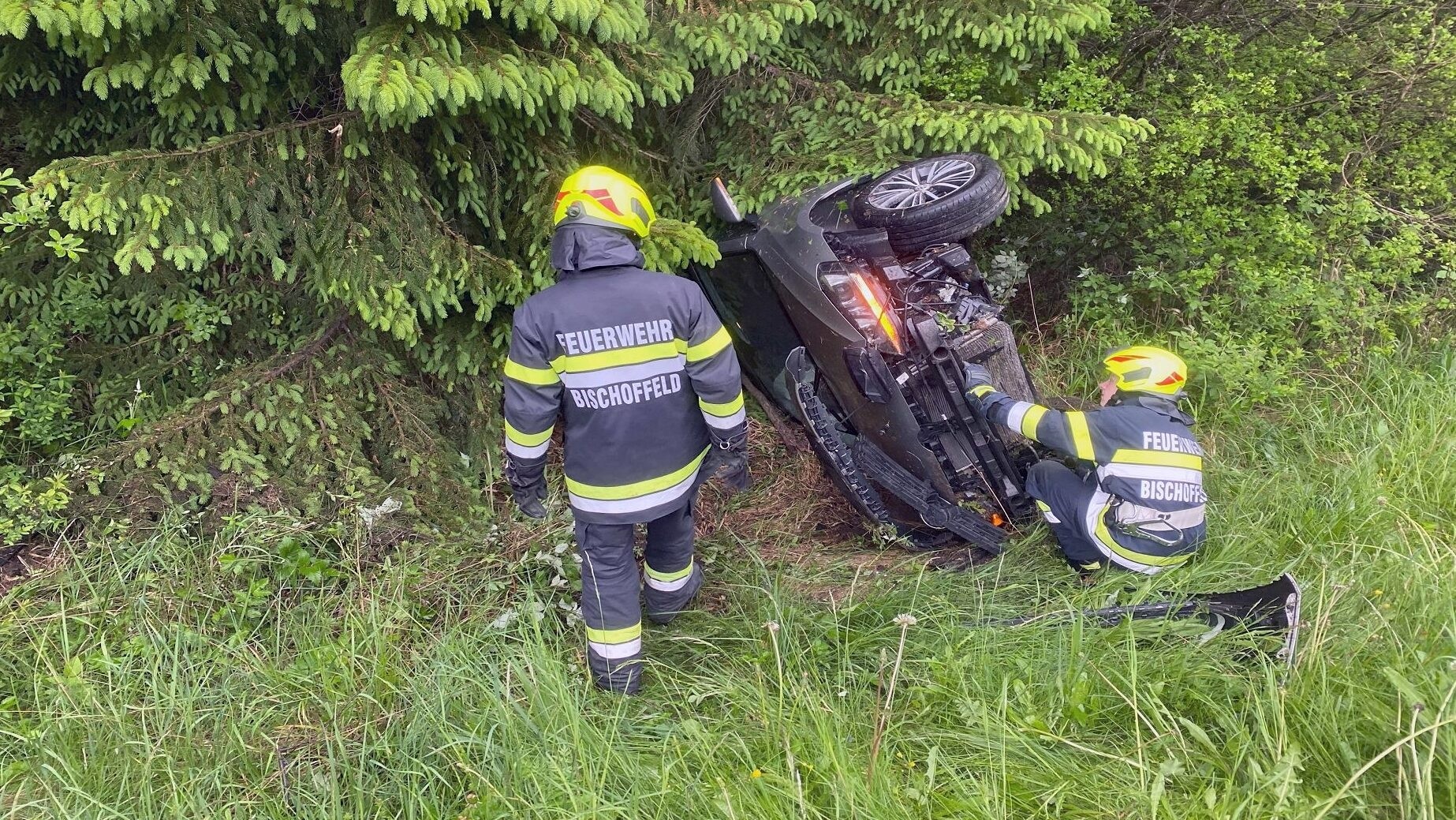 Feuerwehr gefordert - Überschlag im Murtal: Auto landet in ...
